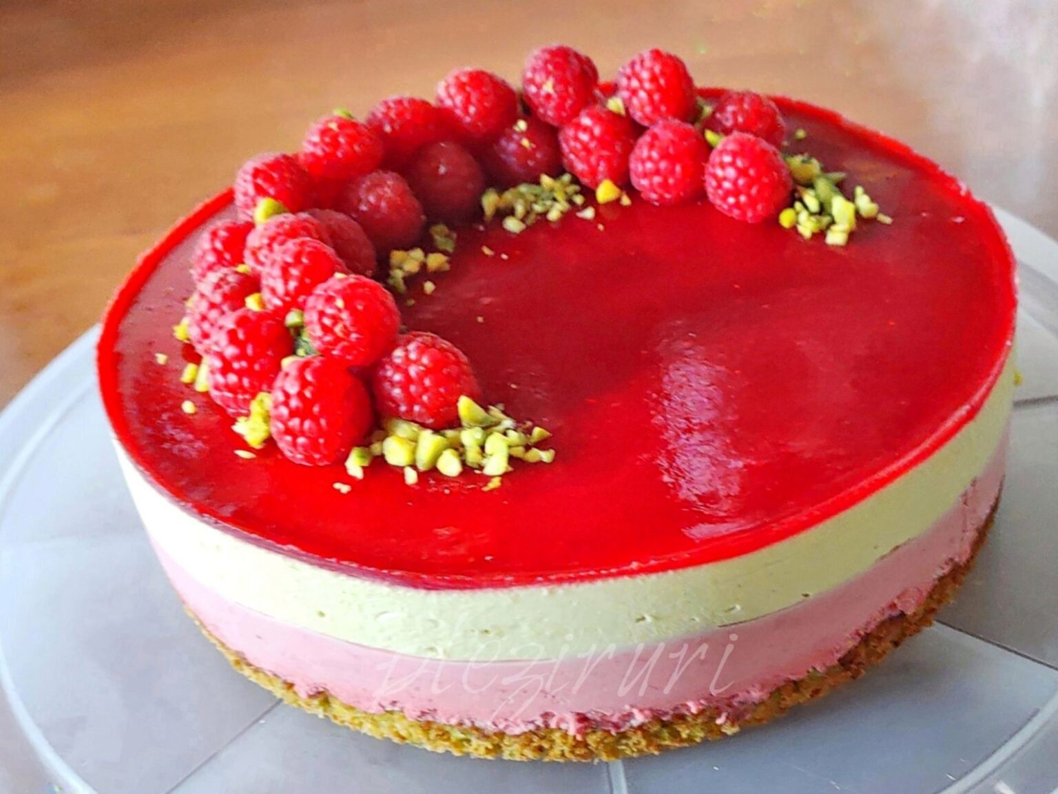 Tort cu mousse de fistic și zmeură | Pleziruri